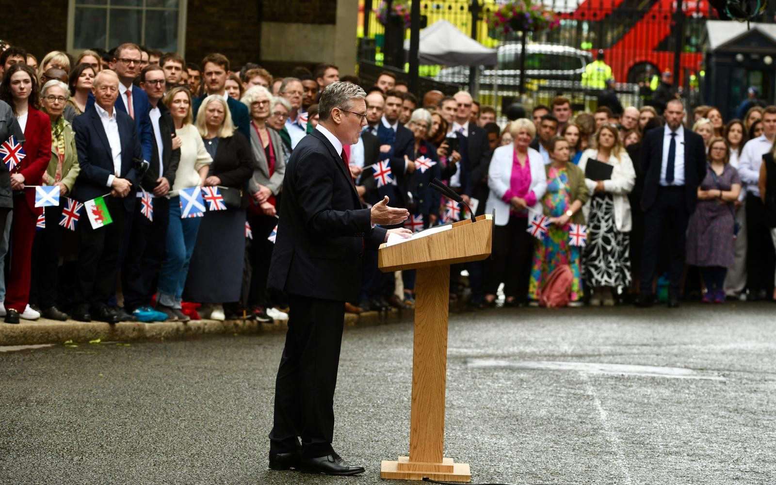 Keir Starmer uses same lectern as Rishi Sunak to give election victory ... Keir Starmer uses same lectern as Rishi Sunak to give election victory ...