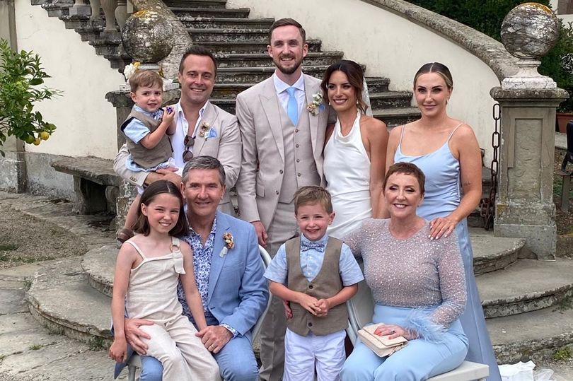 Daniel O'Donnell poses with wife Majella and three grandkids on ...