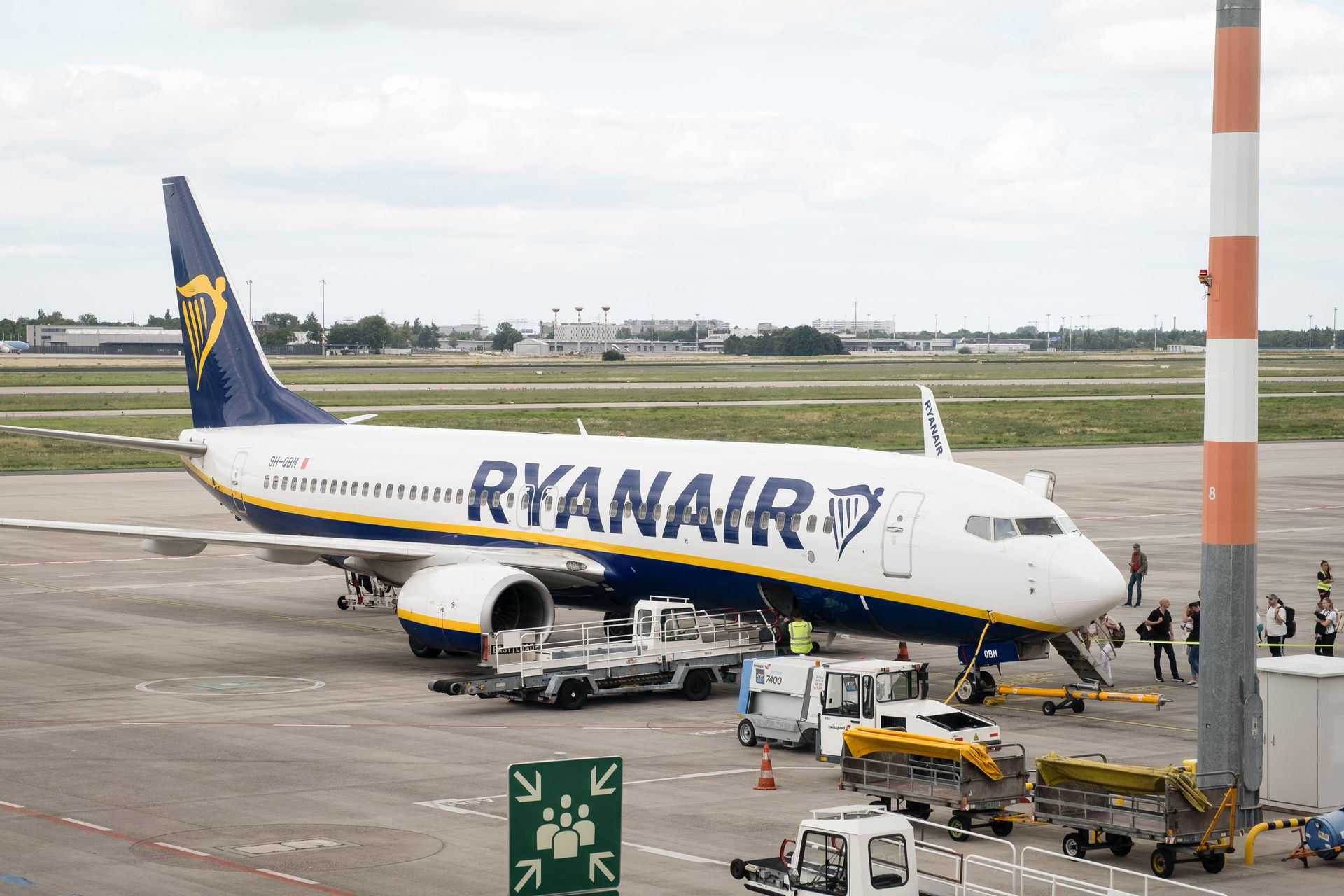 Mount Etna eruption forces Catania airport closure and flight cancellations Mount Etna eruption forces Catania airport closure and flight cancellations