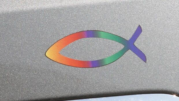 Jeder kennt ihn: Das bedeutet der Fisch-Aufkleber am Auto