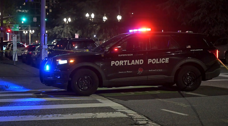 Man in hospital, suspect at large after Northeast Portland stabbing Man in hospital, suspect at large after Northeast Portland stabbing