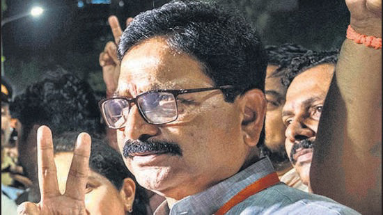 Oppn slams govt over EOW’s clean chit to Ravindra Waikar in Jogeshwari ... Oppn slams govt over EOW’s clean chit to Ravindra Waikar in Jogeshwari ...