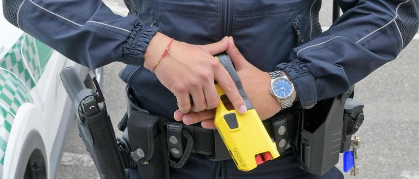 Via i taser alla Polizia locale. Pioggia di critiche dall’opposizione Via i taser alla Polizia locale. Pioggia di critiche dall’opposizione