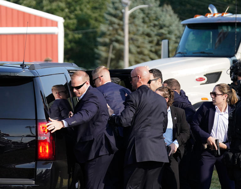 14 Photos Of The Moments Immediately After The Assassination Attempt On ...