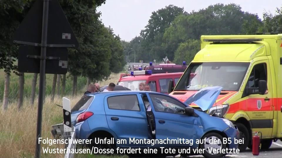 Schwerer Unfall auf B5 bei Wusterhausen/Dosse - Autofahrerin stirbt ... Schwerer Unfall auf B5 bei Wusterhausen/Dosse - Autofahrerin stirbt ...