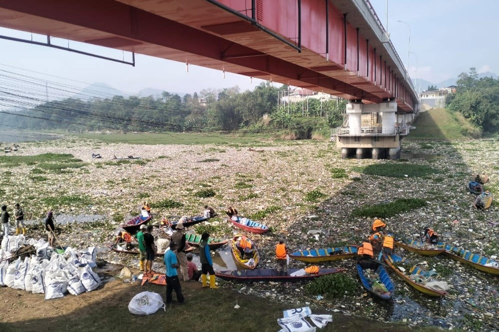 Pembersihan Sampah di Kawasan Jembatan BBS Batujajar Tuntas Pembersihan Sampah di Kawasan Jembatan BBS Batujajar Tuntas