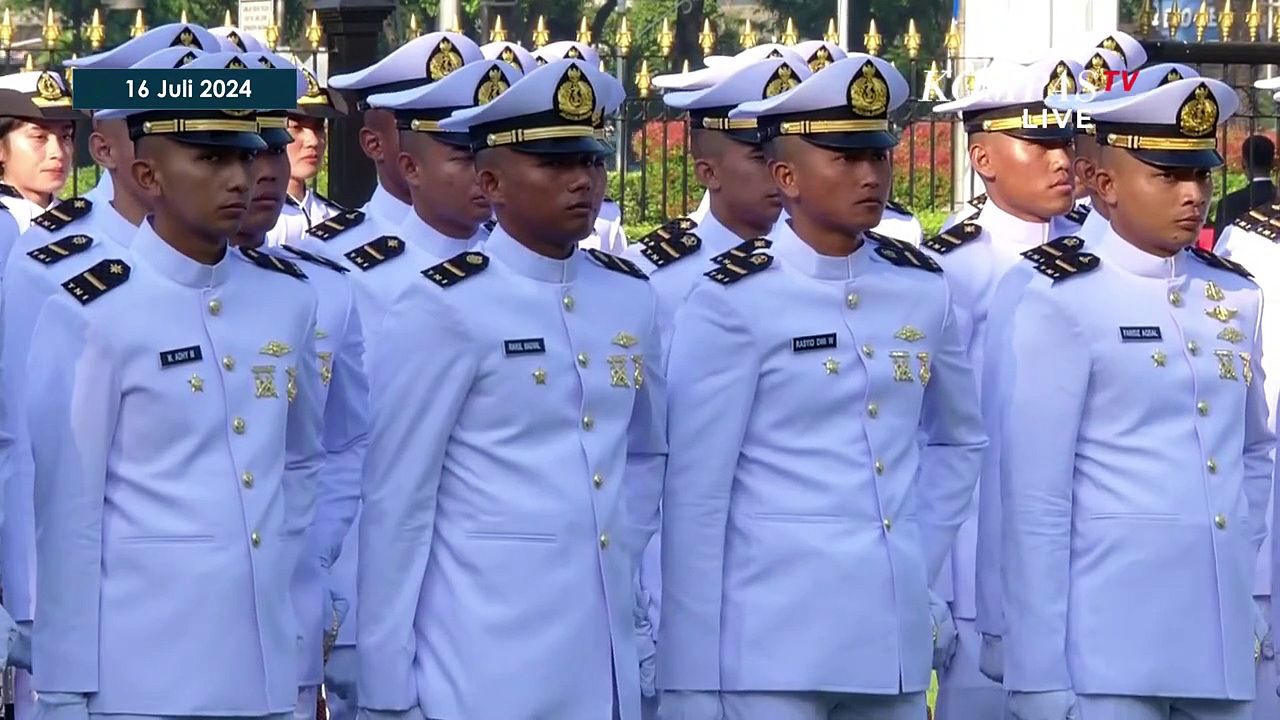 Momen Jokowi Berikan Pangkat pada Perwira TNI-Polri Peraih Adhi Makayasa Momen Jokowi Berikan Pangkat pada Perwira TNI-Polri Peraih Adhi Makayasa