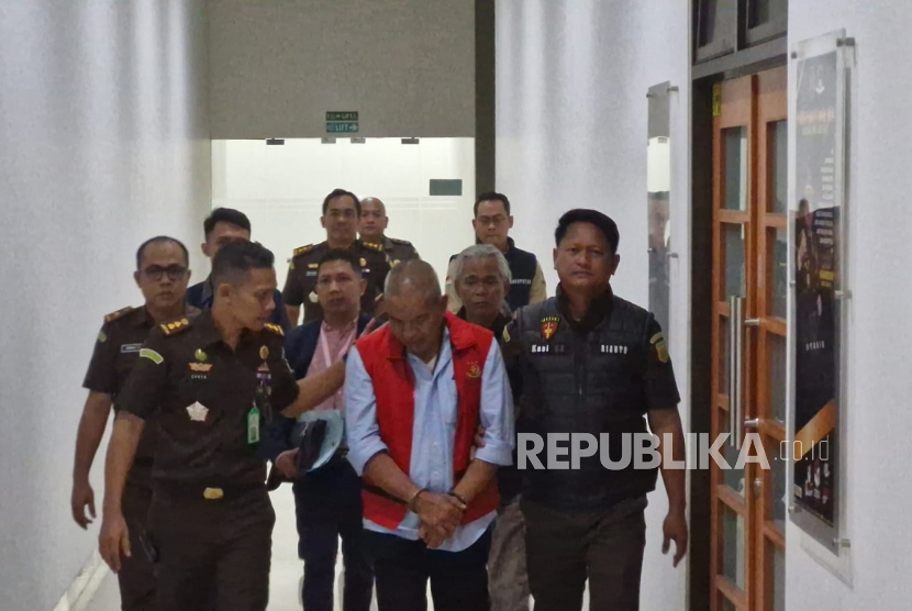 Geledah Eks Pj Bupati Bandung Barat, Petugas Temukan Senpi dan Peluru ... Geledah Eks Pj Bupati Bandung Barat, Petugas Temukan Senpi dan Peluru ...