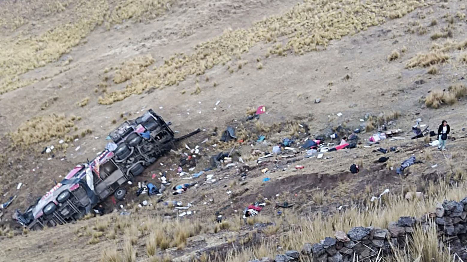 Peru: Bus stürzt 200 Meter in Schlucht – mindestens 26 Tote Peru: Bus stürzt 200 Meter in Schlucht – mindestens 26 Tote