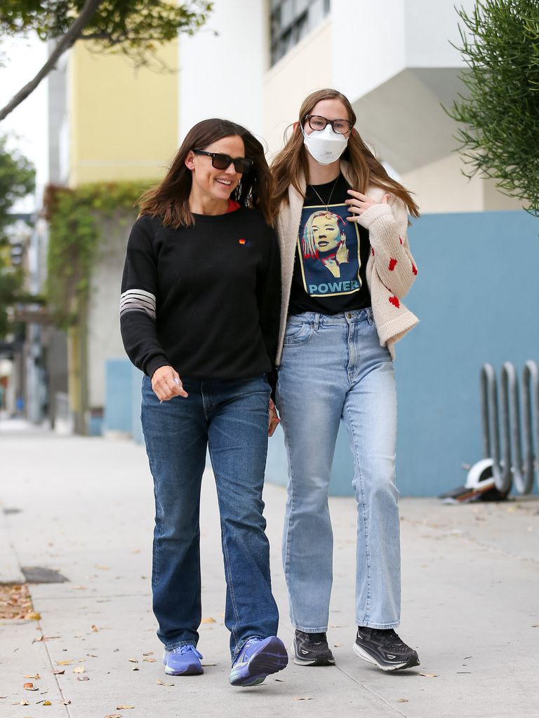 Jennifer Garner's daughter Violet Affleck smiles at college in first ...