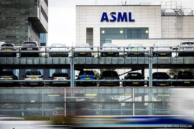 Chipmachinemaker ASML centraal op Damrak na resultaten Chipmachinemaker ASML centraal op Damrak na resultaten