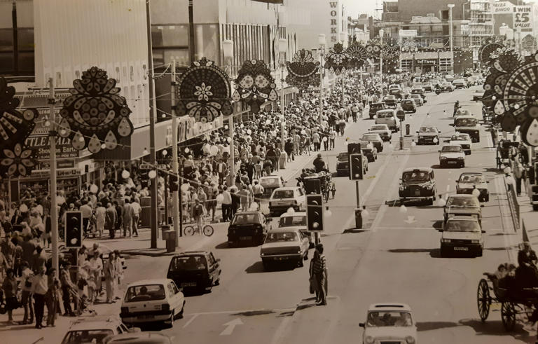 19 scenes of congested Blackpool streets and the crowds cramming the ...