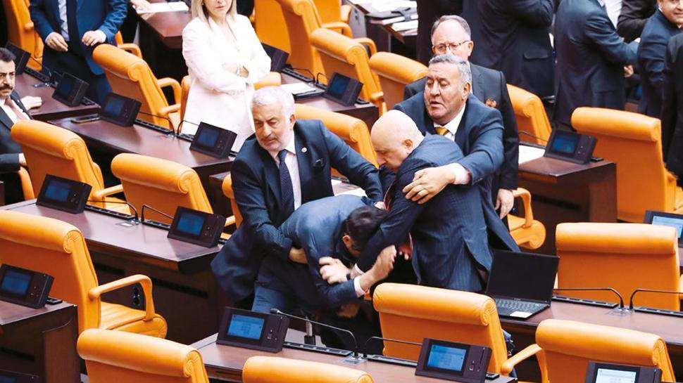 Meclis'te tekmeli, yumruklu kavga Meclis'te tekmeli, yumruklu kavga