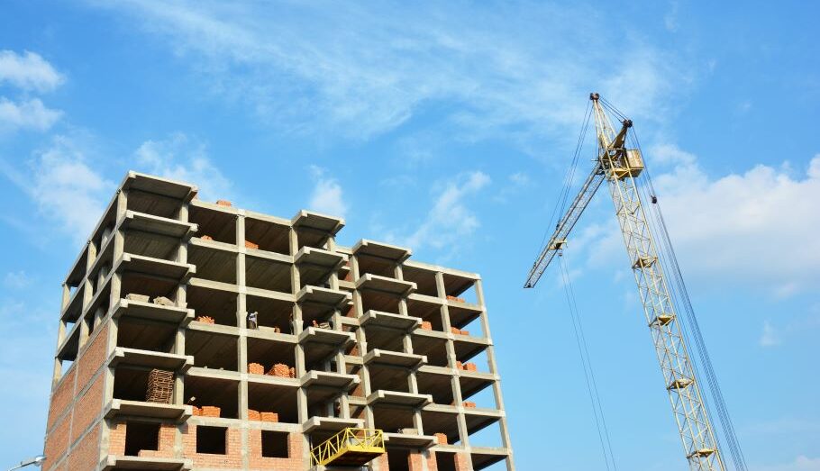 Οικοδομή: Προθεσμία 8 εβδομάδων δίνουν οι εργολάβοι για τον ΝΟΚ