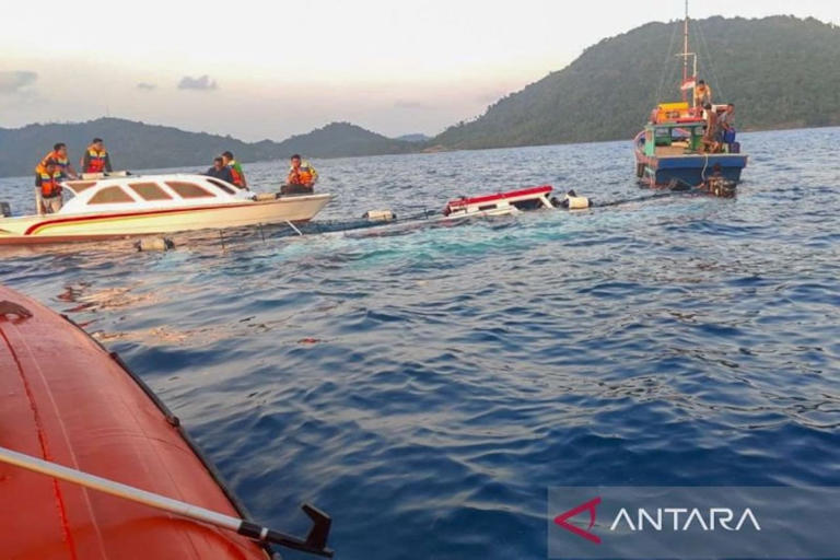 Kapal Nelayan Penangkap Cumi Tenggelam Diterjang Cuaca Buruk di Laut Karawang