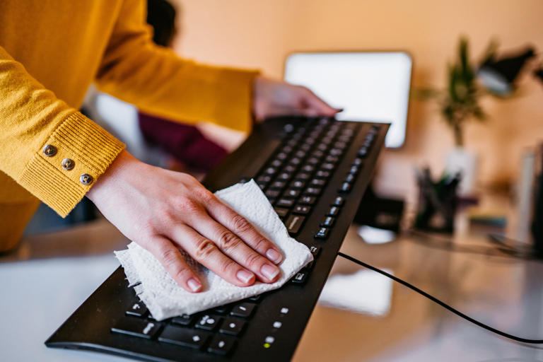 La forma correcta de limpiar el teclado del computador sin necesidad de ...