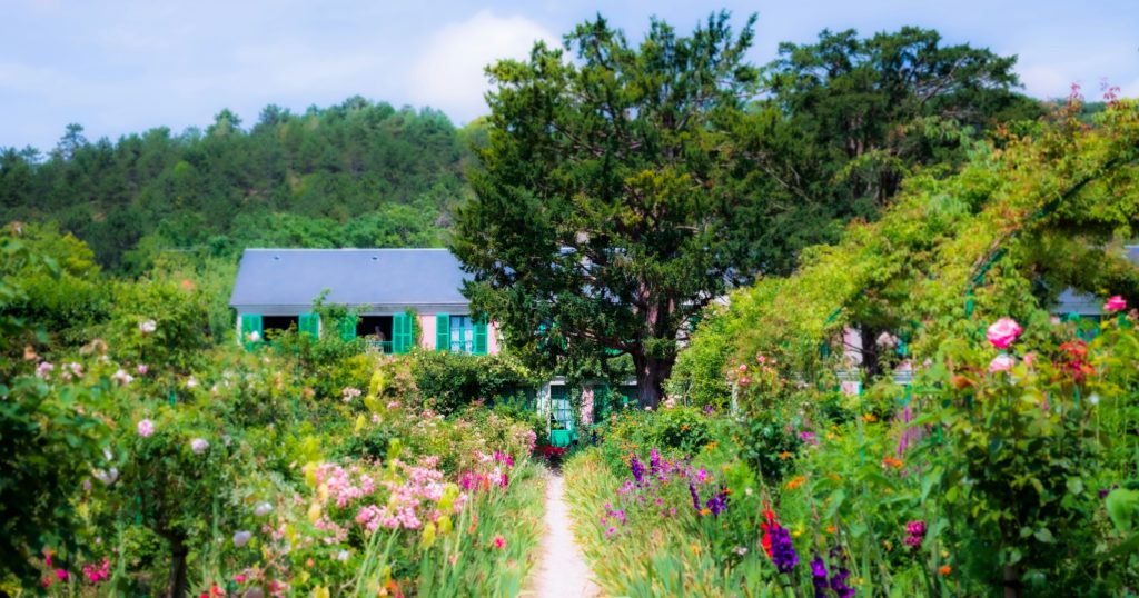 How to Design a Beautiful Yet Low-Maintenance Perennial Border