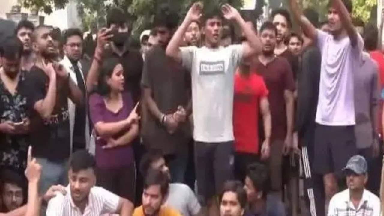 Delhi students protest against MCD and IAS coaching center after death ... Delhi students protest against MCD and IAS coaching center after death ...