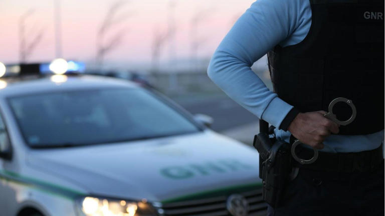 Mais de três mil doses de droga, armas e dinheiro apreendidos em ...