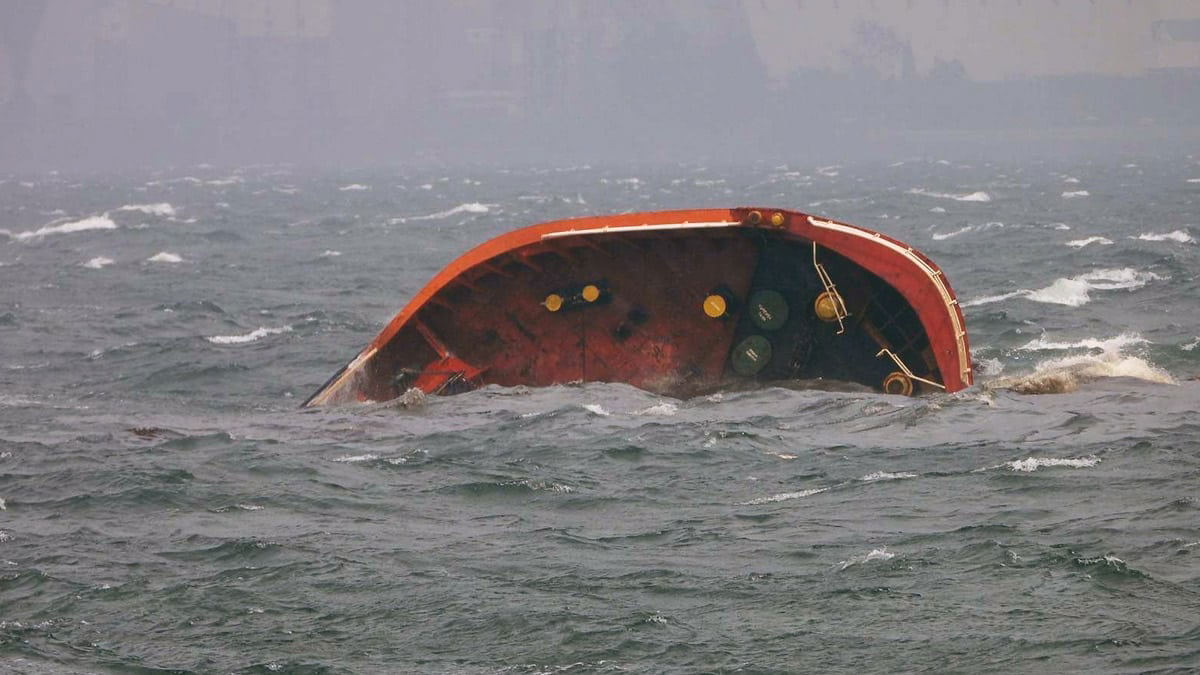 PH Coast Guard: Oil spill from sunken tanker in Manila Bay lessened PH Coast Guard: Oil spill from sunken tanker in Manila Bay lessened