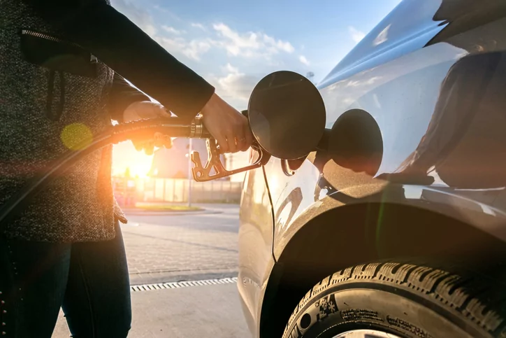 Gas prices: Decrease to under $4.50 per gallon, six states now under $4 ...