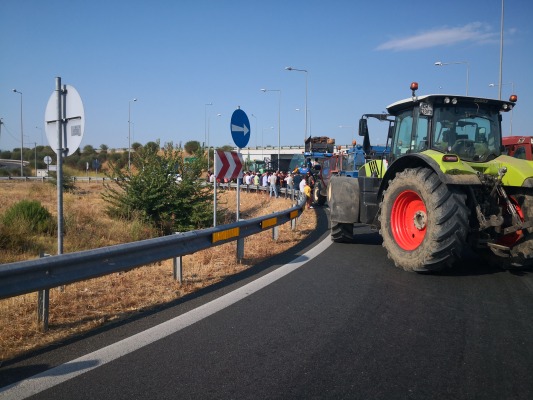 Παραμένουν τα αγροτικά μπλόκα – Ξεκινούν οι διευκολύνσεις για τους ...