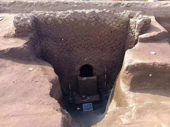 Archaeologists find 2,000-year-old mummies in sealed tomb Archaeologists find 2,000-year-old mummies in sealed tomb
