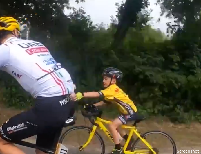 Ondertussen in het peloton | Pogacar geeft bidon aan kind in Visma ... Ondertussen in het peloton | Pogacar geeft bidon aan kind in Visma ...
