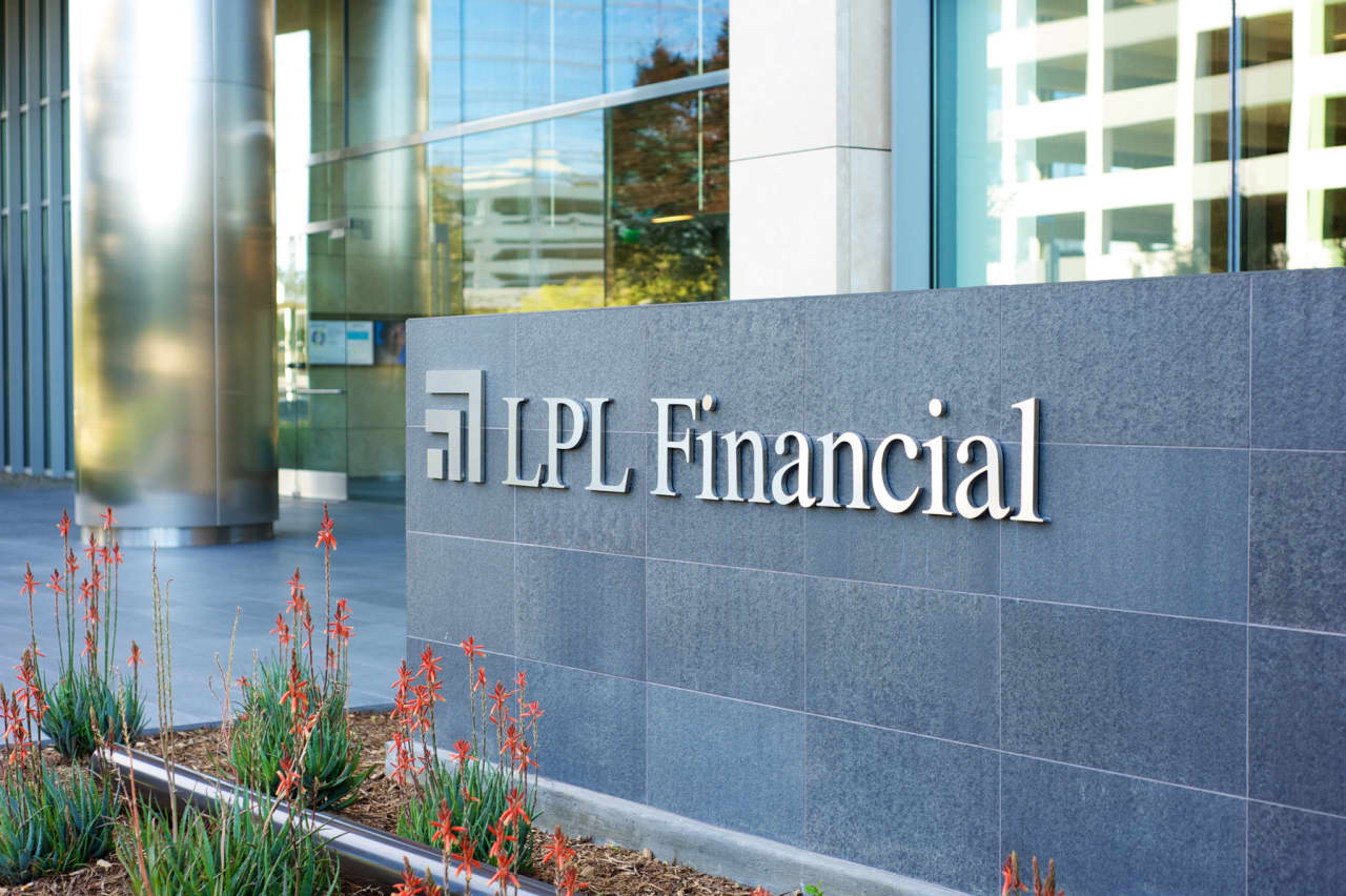 LPL Financial to Buy Commonwealth for $2.7 Billion