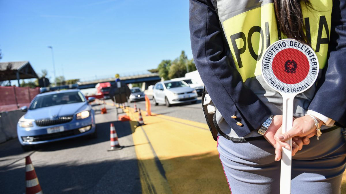 Grave incidente a Eboli, camion si ribalta sull’A2 e travolge le auto ... Grave incidente a Eboli, camion si ribalta sull’A2 e travolge le auto ...