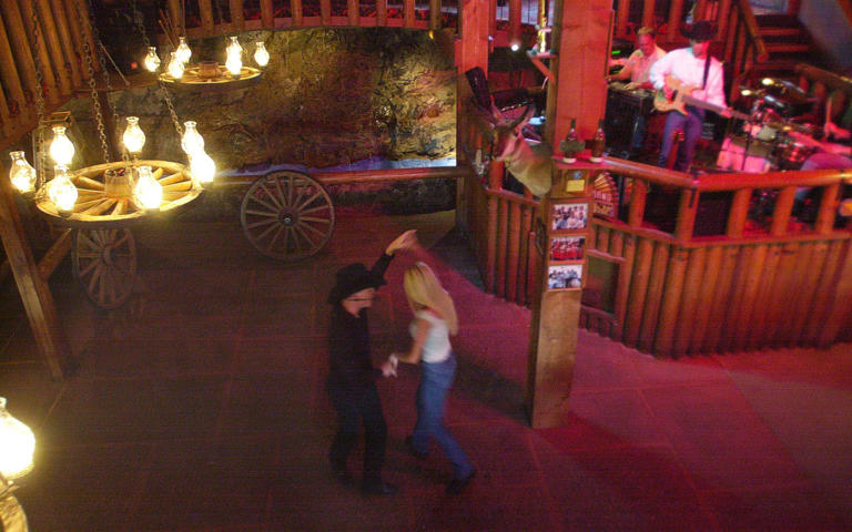 Indoor slides to board games, these metro Phoenix restaurants are kid ...