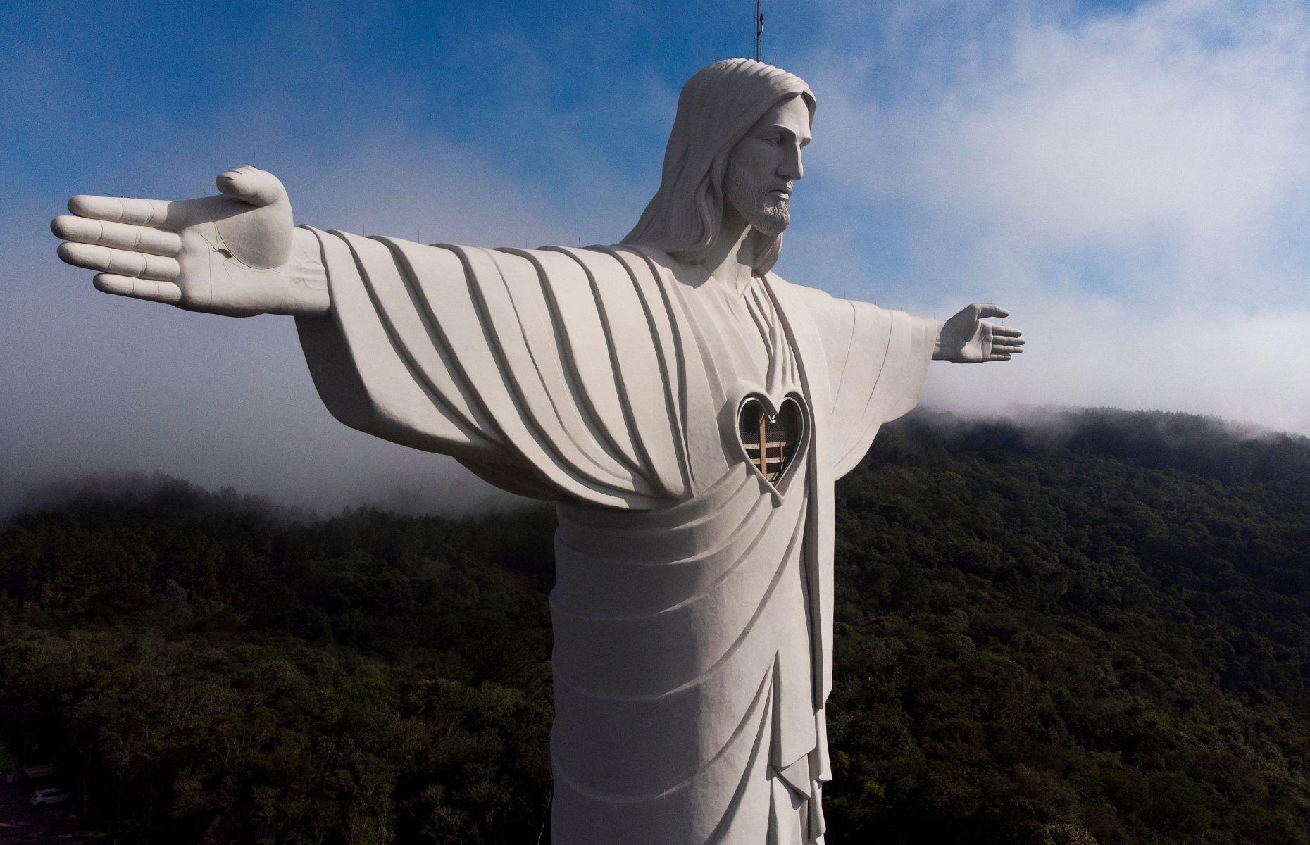 Breathtaking giant statues, sculptures around the world