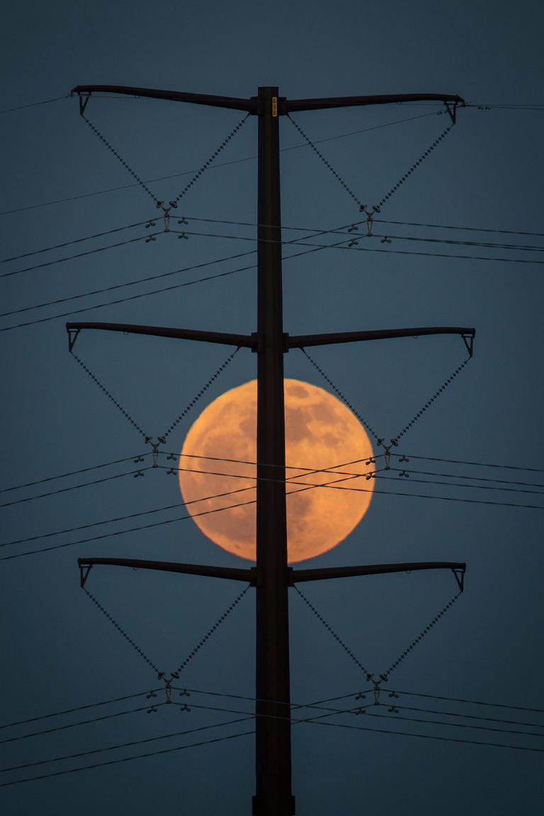 When is the total lunar eclipse visible in Iowa? Here's how to watch.