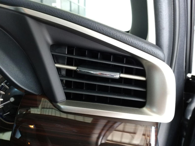 Saat macet kok AC mobil terasa kurang dingin? Ini penjelasannya