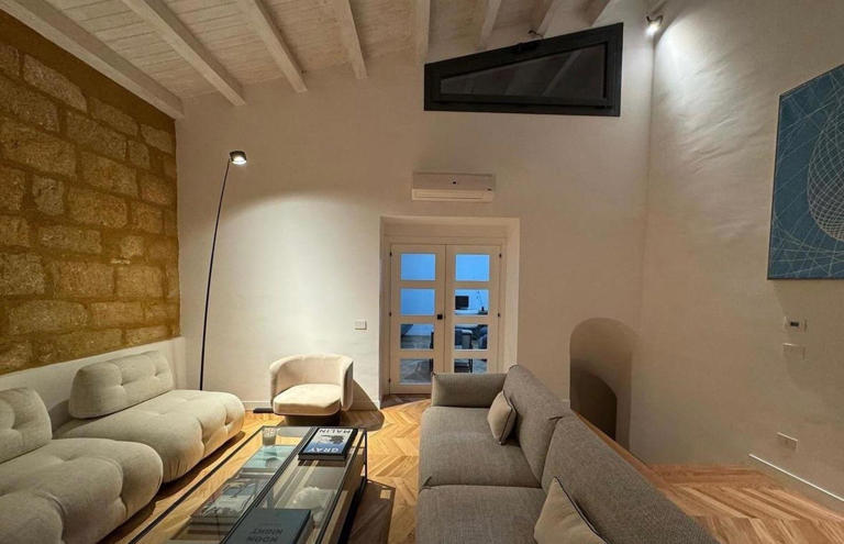 Increíble pero cierto: compró cinco casas por un euro y ahora parecen ...