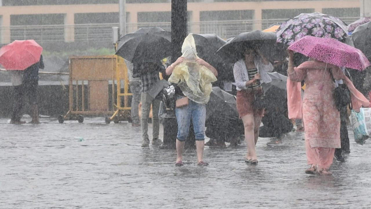 IN PHOTOS Rains continue to lash Mumbai IN PHOTOS Rains continue to lash Mumbai