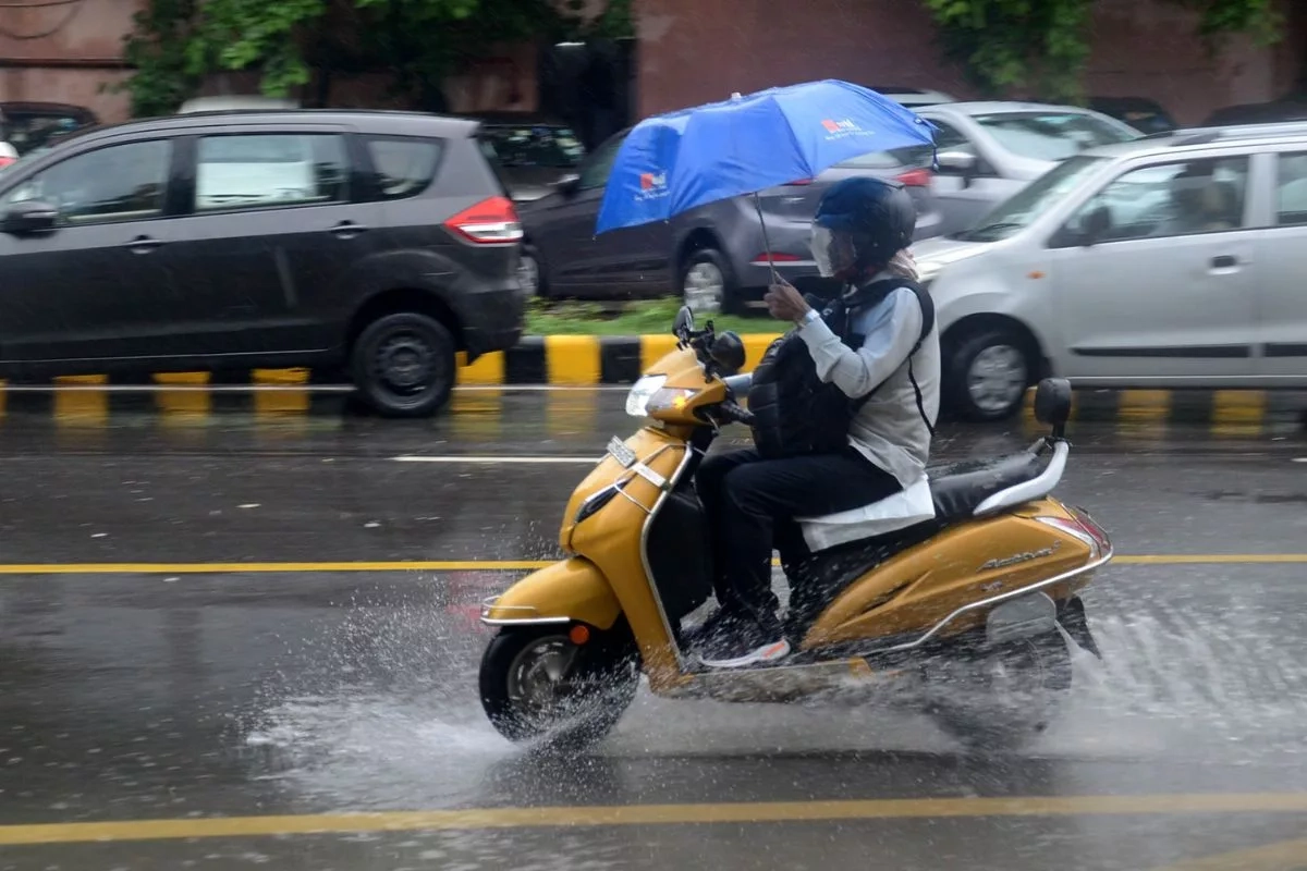 Incessant rain throws life in Delhi out of gear Incessant rain throws life in Delhi out of gear