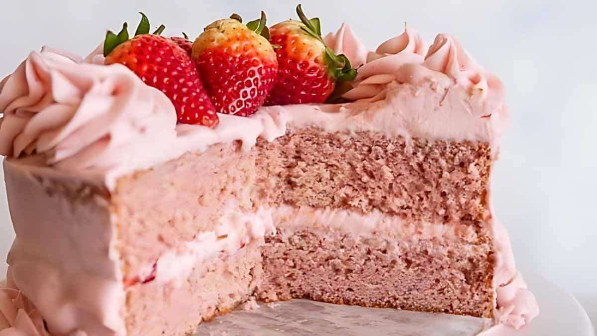 20 Pretty in Pink Cakes That’ll Brighten Any Table