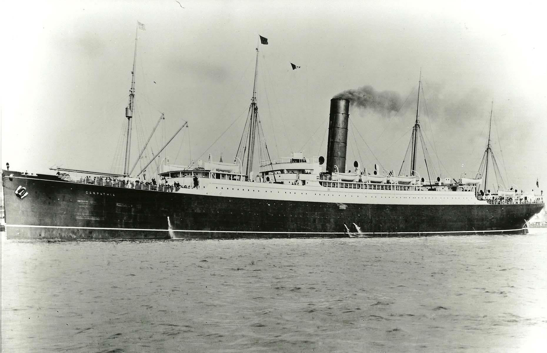 Extraordinary photos show the world's first cruise ships