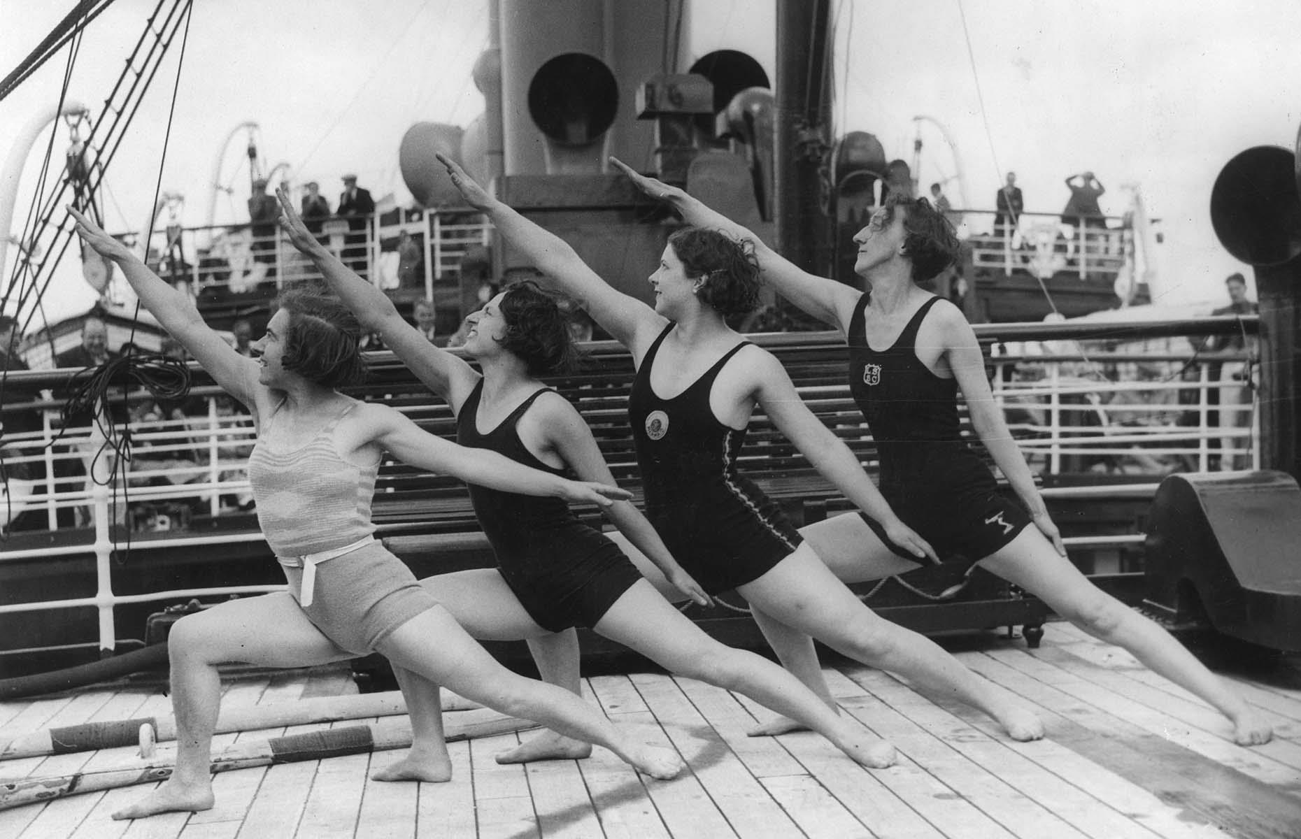 Extraordinary photos show the world's first cruise ships