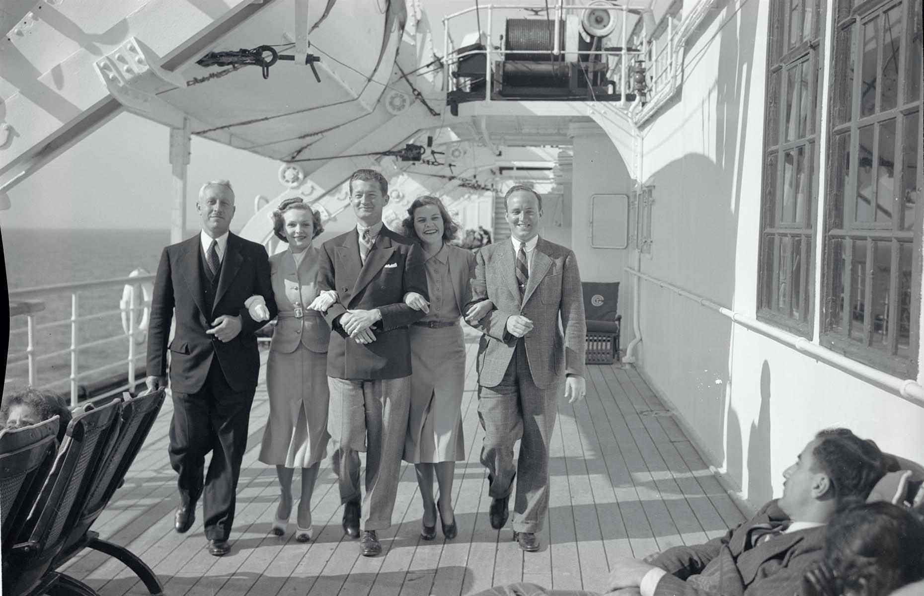 Extraordinary photos show the world's first cruise ships