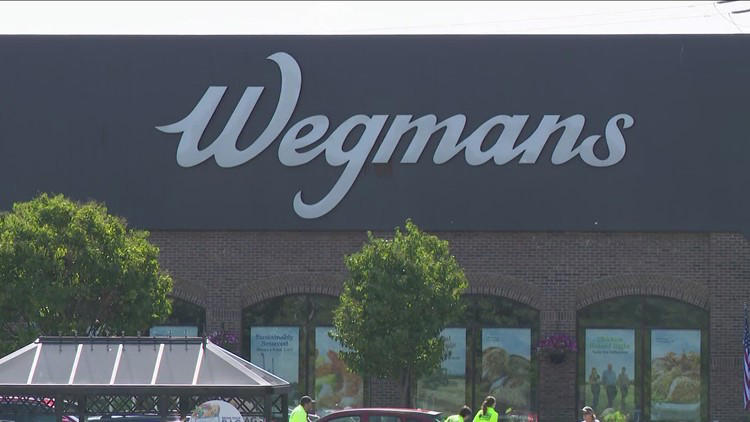 Hailee Steinfeld spotted at Wegmans