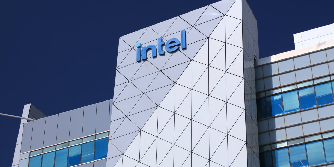 Intel shows signs of progress in the face of another revenue decline
