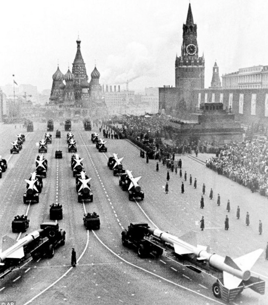 21 Historical Photos That Show How Life Looked in Cold War-Era Russia