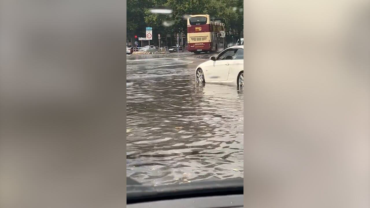 Una fuerte tormenta sorprende a los madrileños e inunda todo a su paso ... Una fuerte tormenta sorprende a los madrileños e inunda todo a su paso ...