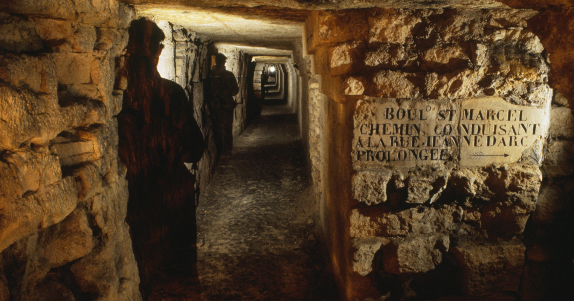 Découvrez les fascinantes catacombes parisiennes