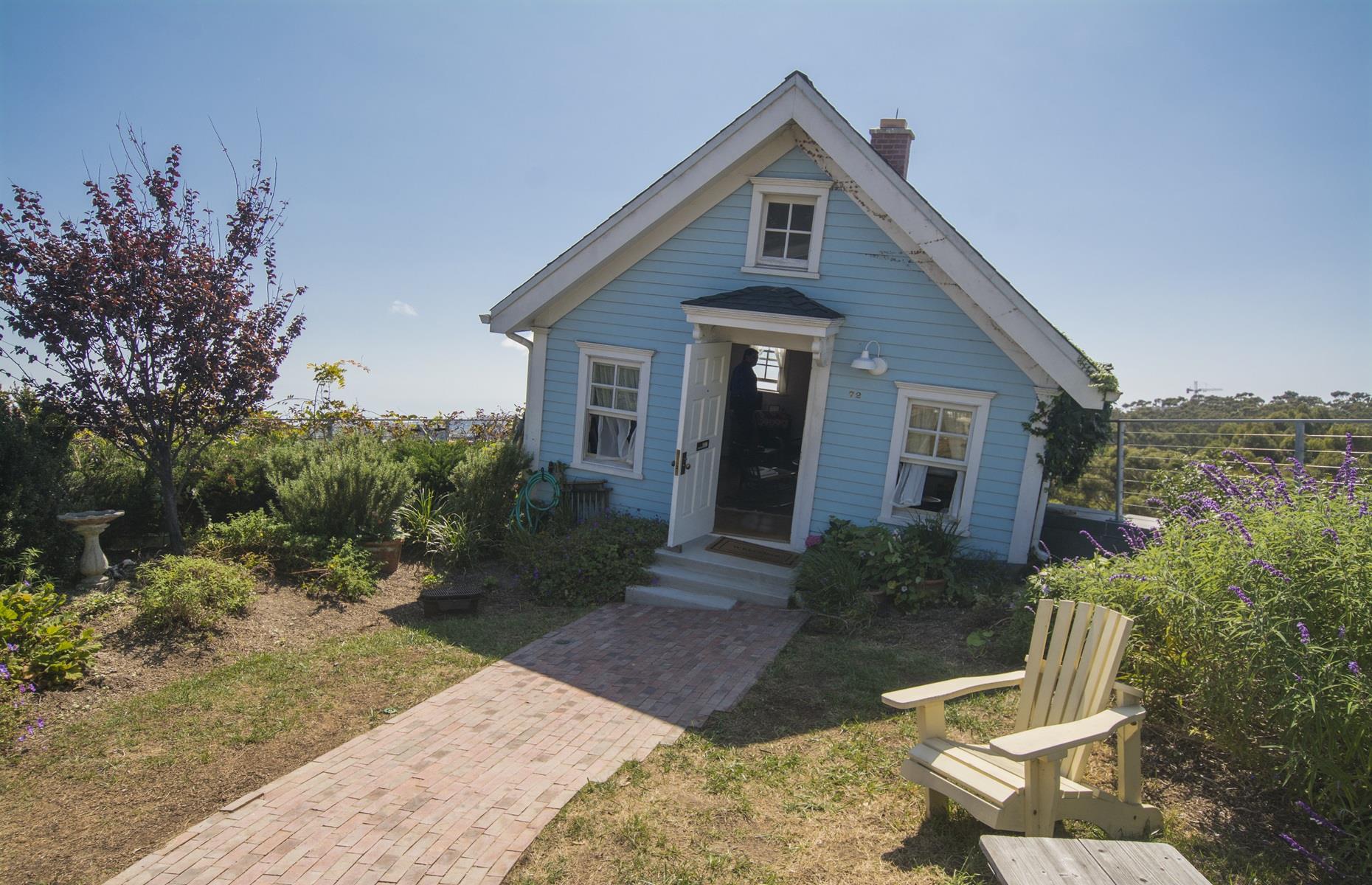 You Might Miss These 10 Secret Rooftop Homes Hiding Above