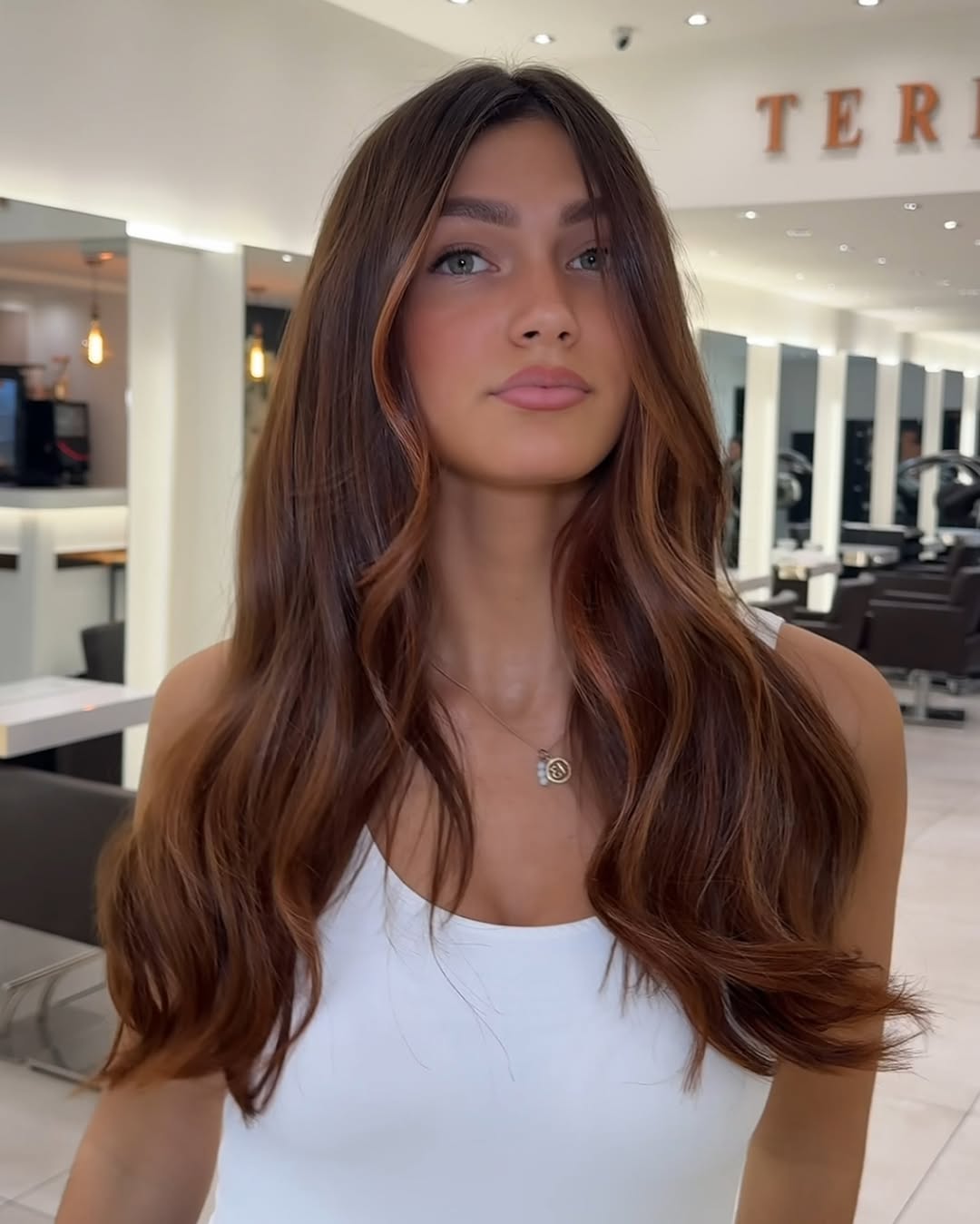 Formas de llevar el cabello mocha mousse: el color tendencia para 2025
