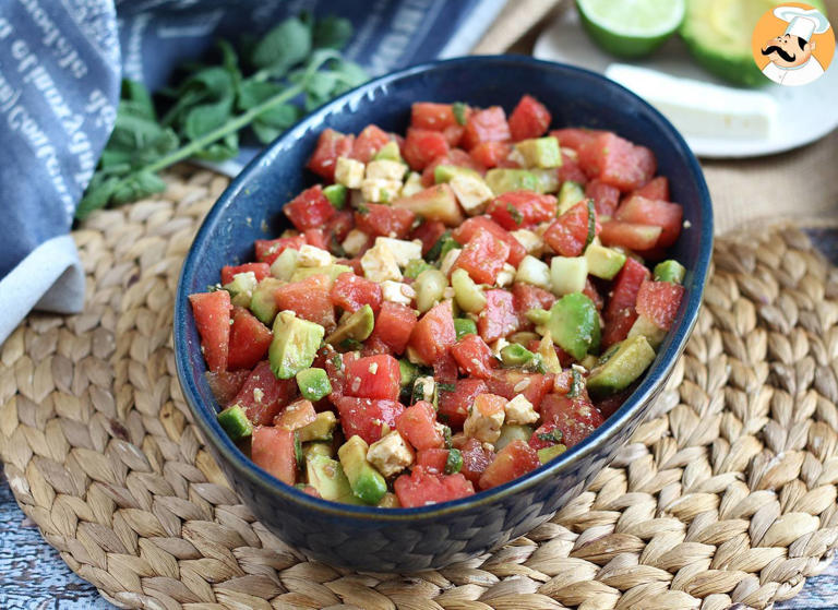 Salade van watermeloen, feta, avocado en komkommer: extra fris!