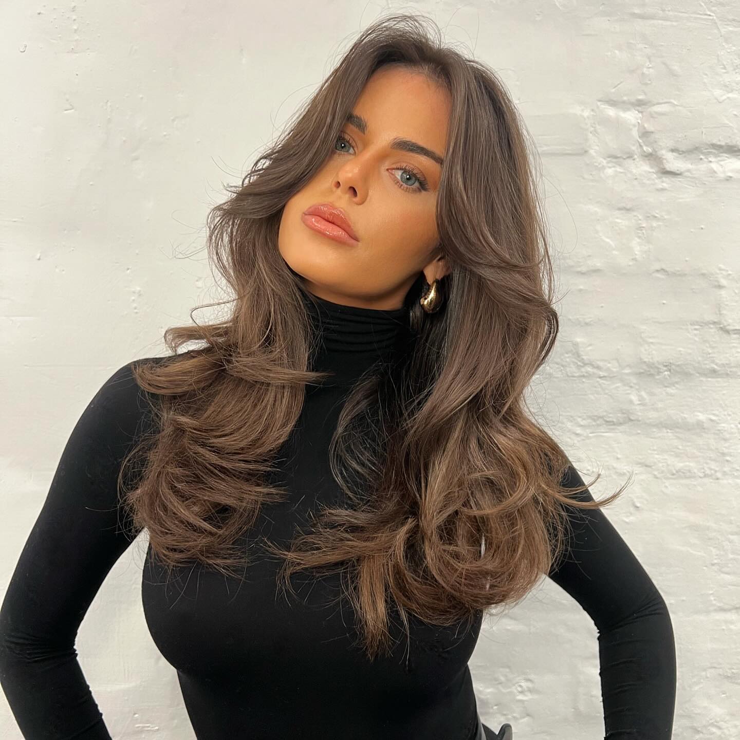 Formas de llevar el cabello mocha mousse: el color tendencia para 2025